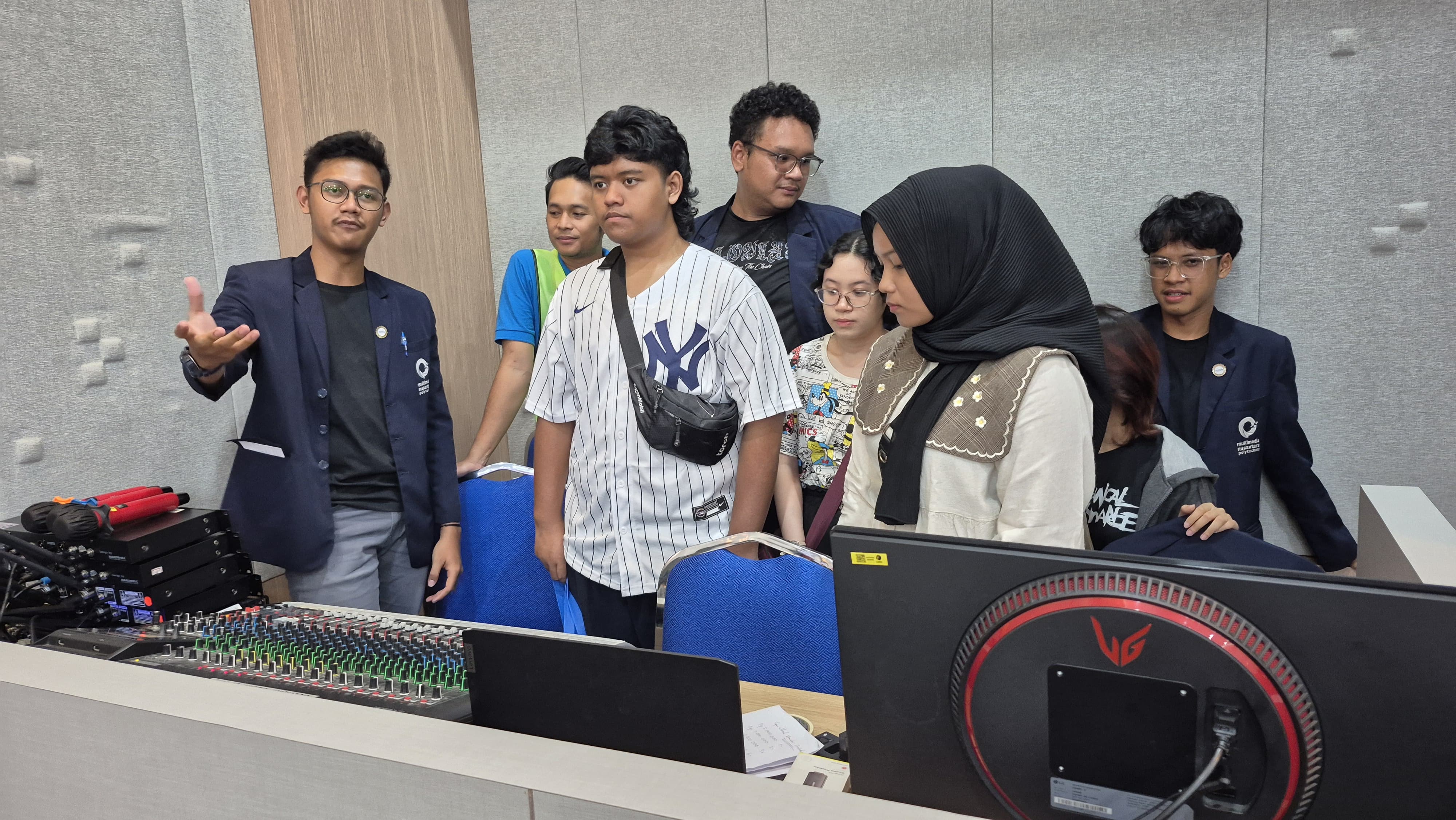 Event Production: Orang-orang di Balik Layar Penyelenggara Event - Multimedia Nusantara Polytechnic